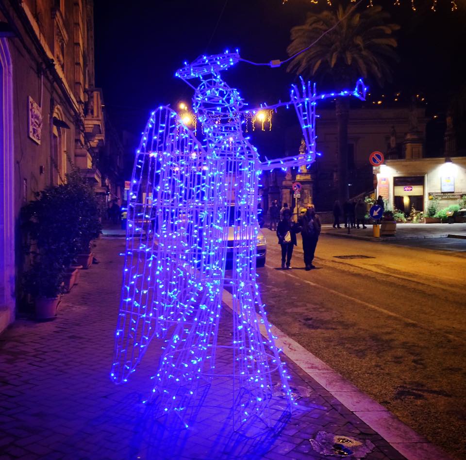 Il buio e la luce (di Natale): Modica brilla, Marina no. Protesta il ...