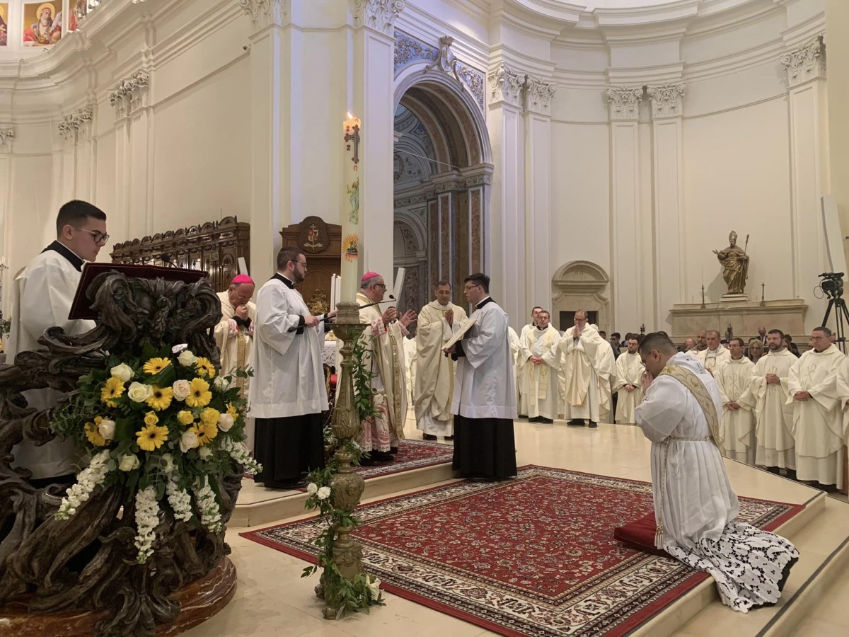 Don Christopher è stato ordinato sacerdote