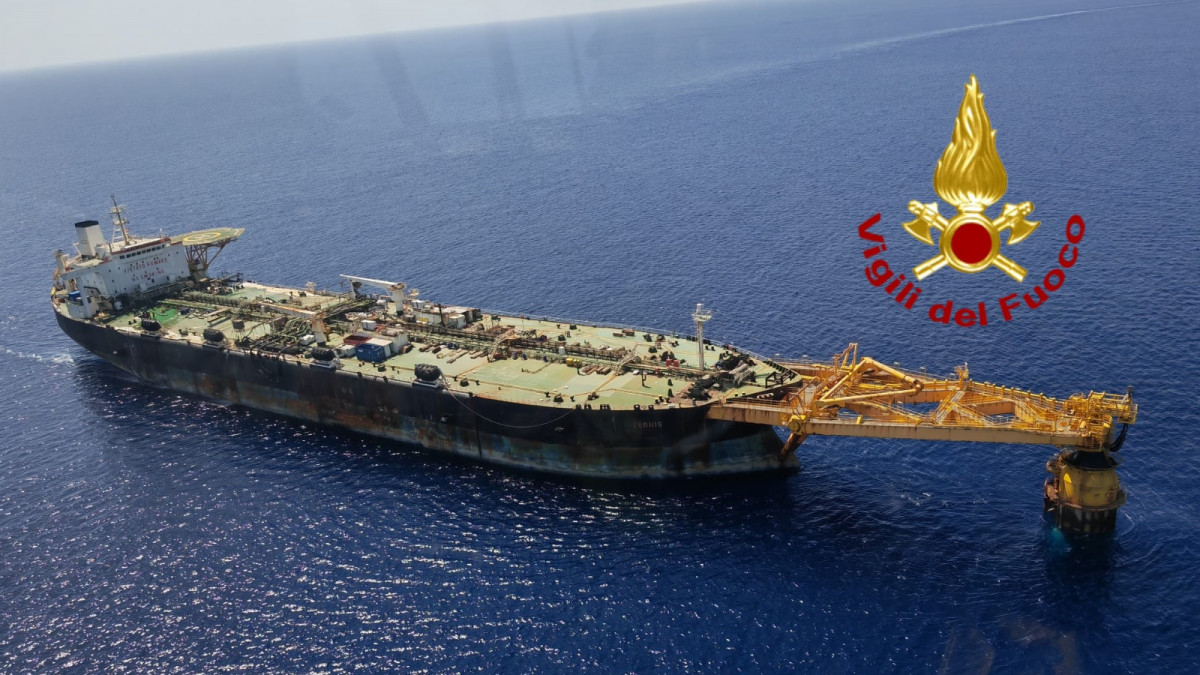 Incendio a bordo di una piattaforma petrolifera al largo di Pozzallo