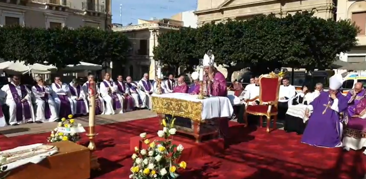 Celebrati i funerali di don Carbone. Rumeo: "Ha camminato in punta di ...